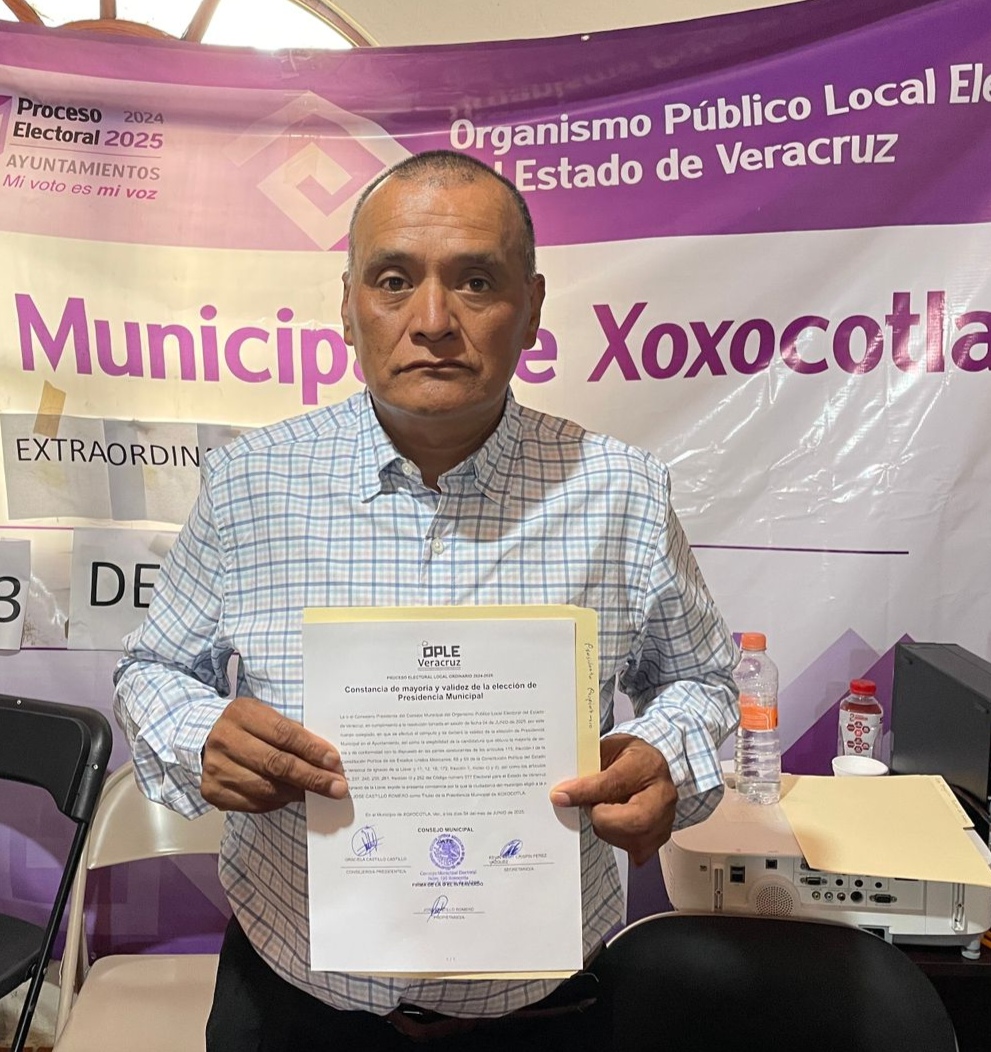 Recibe José Castillo Romero, su constancia de mayoría que lo acredita como alcalde electo de ...